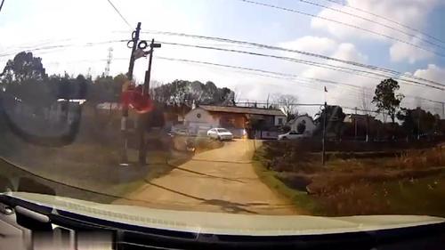 行车记录仪:好吧,这下村里都知道你买车了