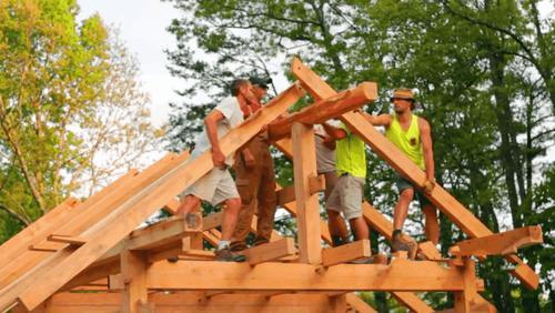 十几个老外一起, 搭建木结构房子框架, 这活干的很悠闲