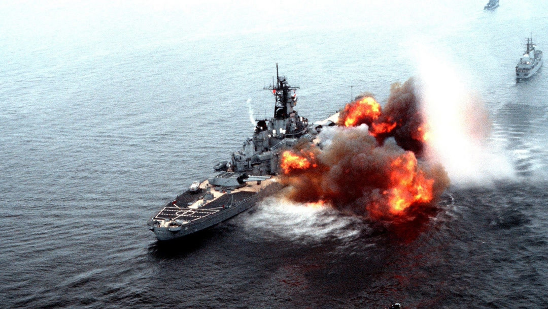 俾斯麦号战舰遭英国战机轰炸,火力全开反击,却打不到人