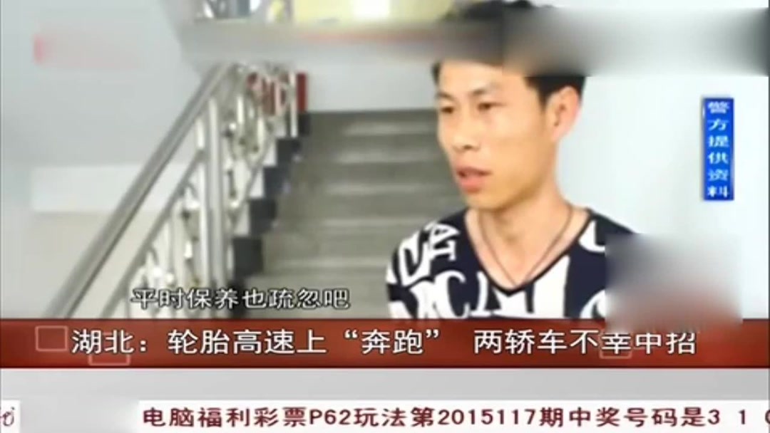 监拍高速公路惊现滚动轮胎 瞬间猛撞两轿车