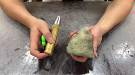 翡翠原石皮壳完全没有表现,切开后居然大涨