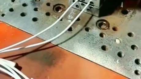 给手机充电的数据线,就是这样生产出来的,原来这么简单!