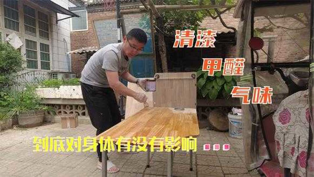 床车木板刷了一层清漆,放半个月会好点吧,车载冰箱电源测试好了