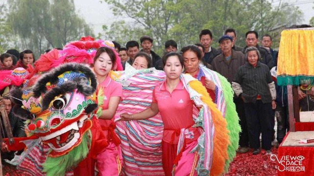 留守妇女组建舞狮队,表演收入超打工