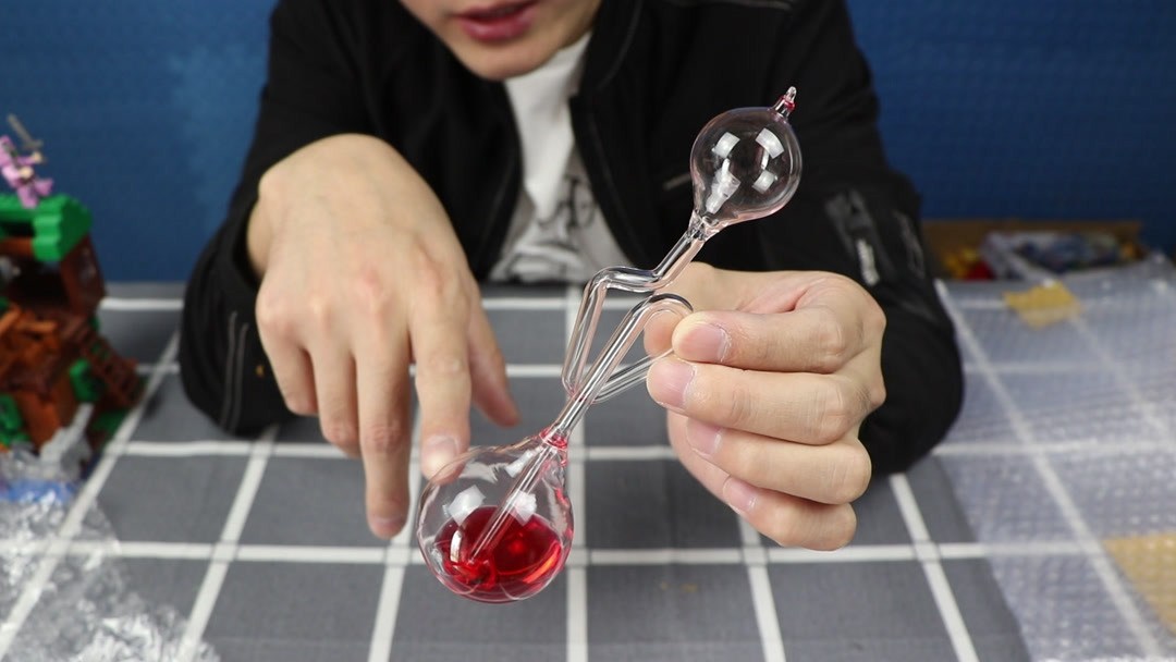 试玩感温温度计,用手一摸里面就像喷泉一样,一玩停不下来