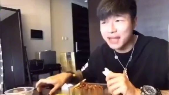 帝师:展示新买的黄金手机壳,全球限量10个,牛逼限量买不到咋了