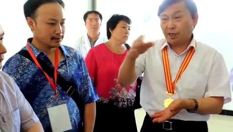 黄福开院长向各位代表陈述民族医药成果转化基地科室建设