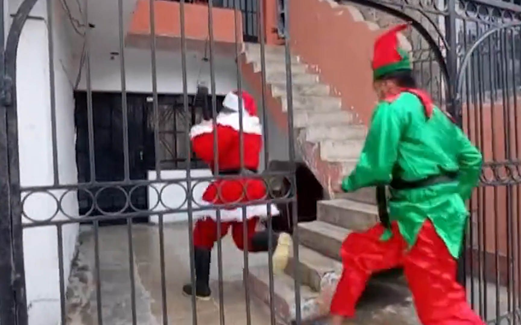 圣诞老人来送礼物了!秘鲁警察扮成圣诞老人和小精灵抓毒贩