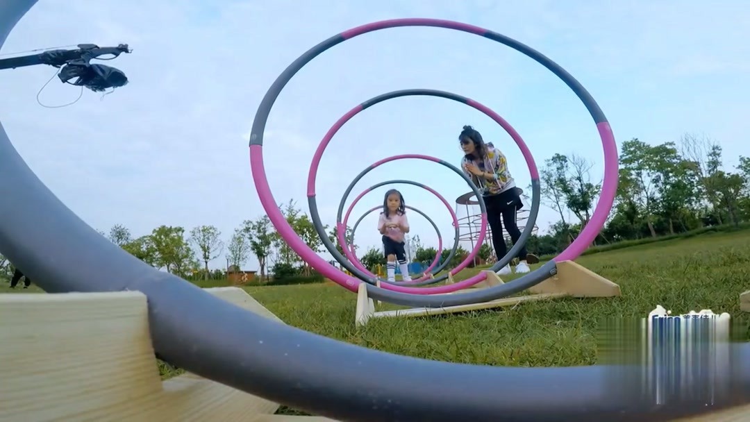 妈妈是超人:小朋友全力参加送牛奶大赛,咘咘勇敢闯关