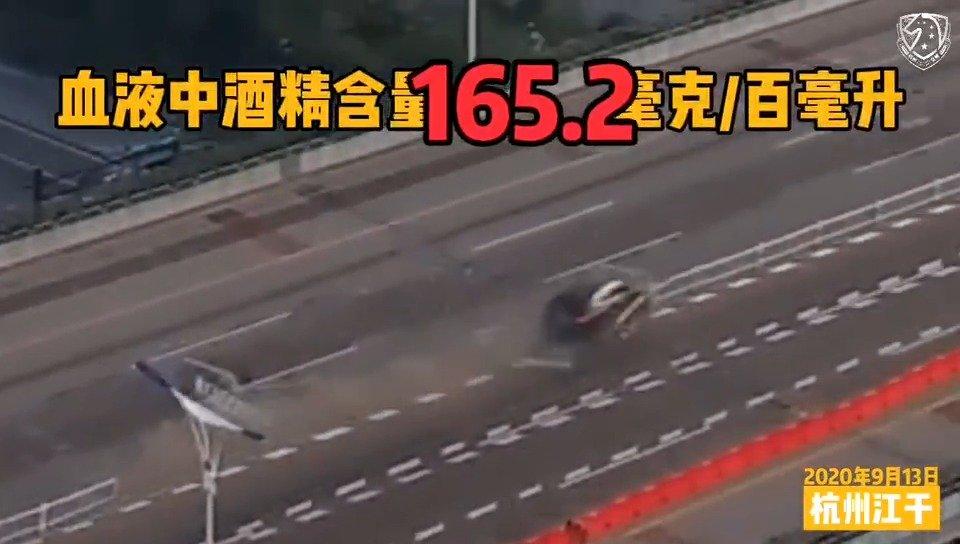 ...与由东向西行驶的电动自行车相撞,再与桥面北侧水泥护栏相撞,造成...