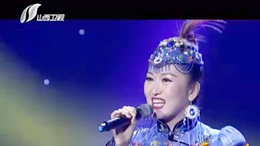 达斡尔族姑娘唱响经典旋律,欢快的歌声感染全场丨歌从黄河来