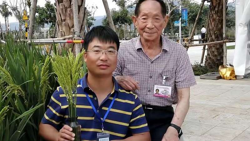 【学生在袁隆平墓前汇报超级稻进展:两个攻关目标已经实现了一个】...