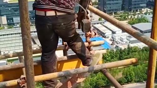 安全措施就是身后那根简简单单的绳子,乡下高空施工就是这样,看着就...