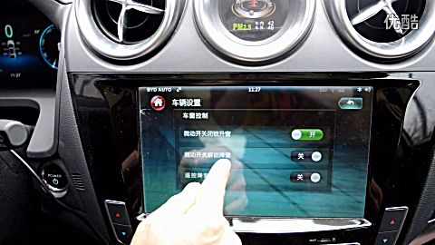 除了无钥匙启动,再看看比亚迪唐的一键锁车升窗