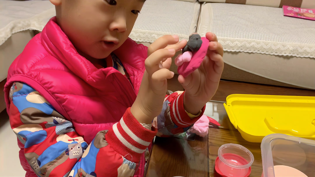 琳琳在家用橡皮泥做小制作。边做边讲,好不生动可爱!