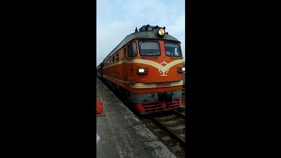 列车进站的场景