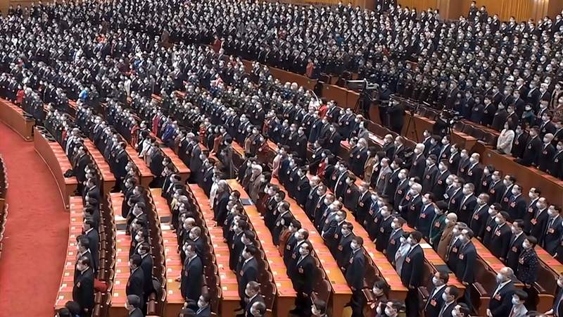 现场:十三届全国人大五次会议闭幕 全体起立、奏唱国歌