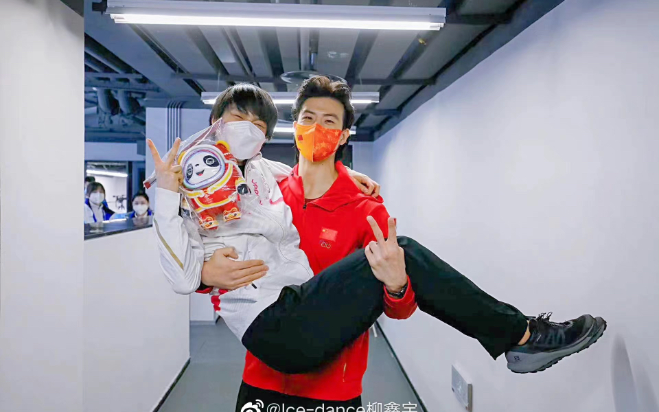 六宫格达成!柳鑫宇又公主抱羽生结弦啦