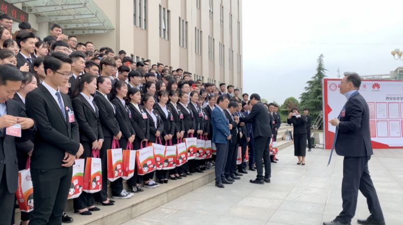 最贴心!校长与学生合影,教学生8秒打领带:是对工作的敬畏