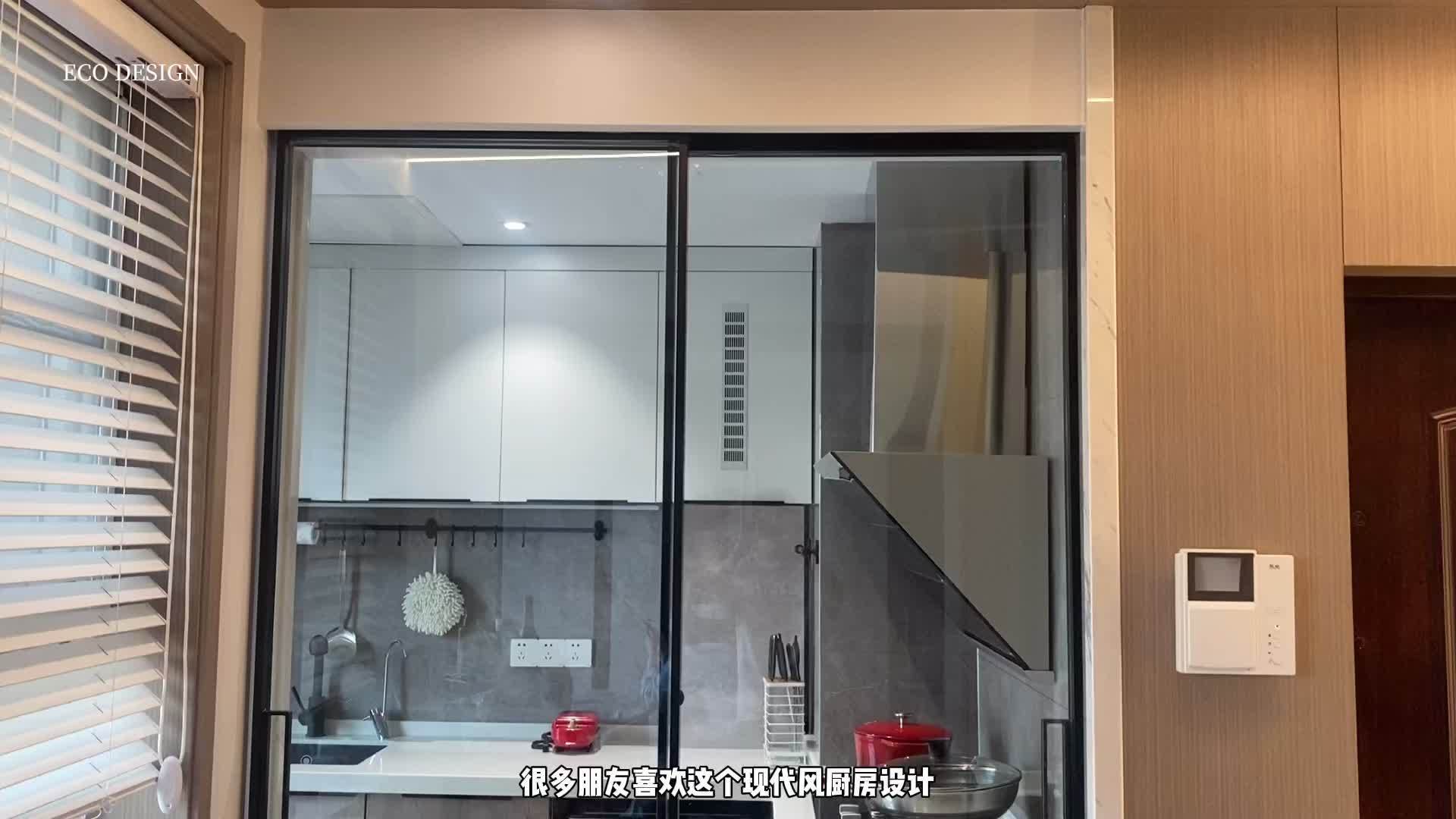 4㎡现代风厨房,浅色系+玻璃推拉门让空间感翻倍~燃气表隐藏在柜体让...