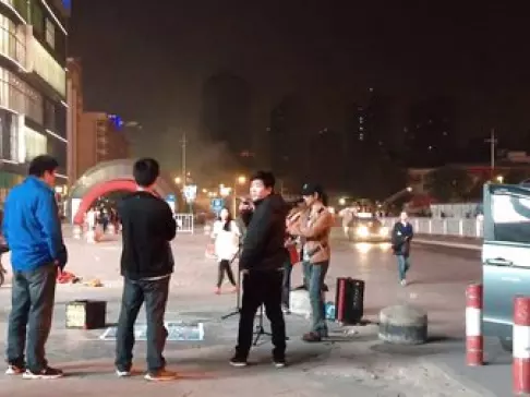 苏宁电器广场卖艺