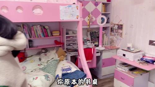 漩漩整理旧书桌,整理出了两大袋垃圾,书桌又大变样了