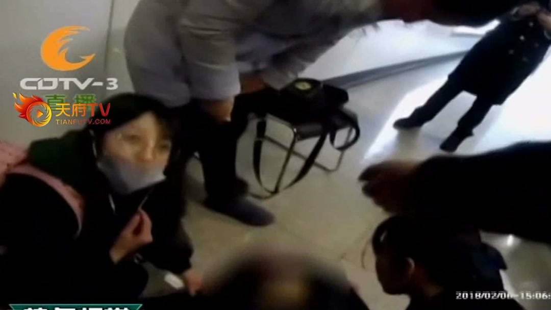 江苏:女孩撞上地铁安全门晕倒之后