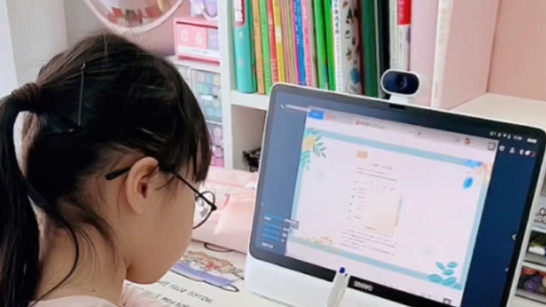 小学生沉浸式居家上网课的一天