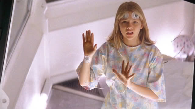 小女孩从小被关在笼子里,浑身插满管子!放出她世界就会毁灭