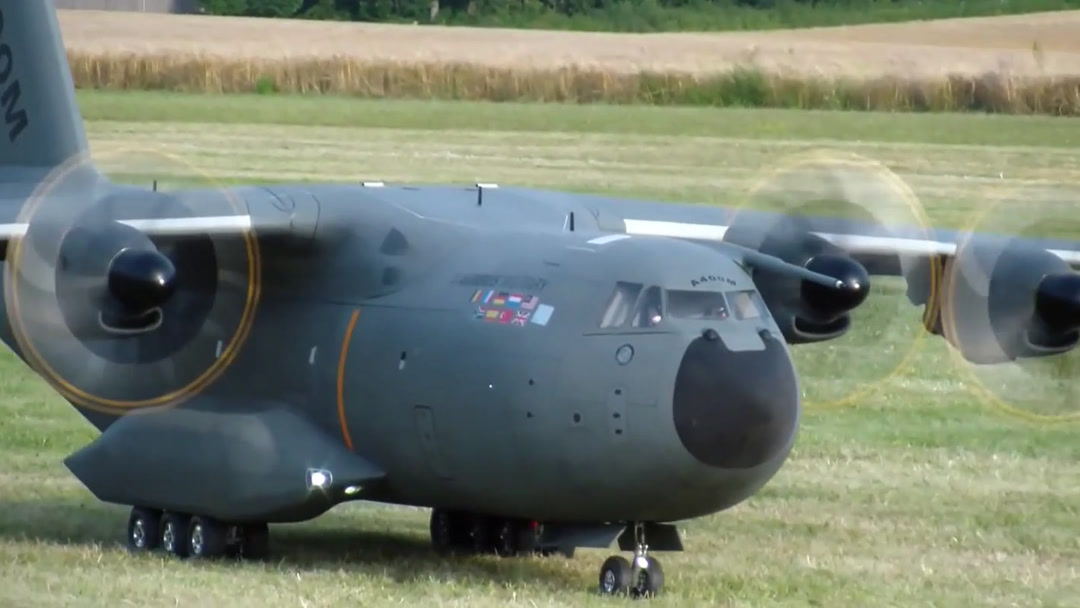 RC模型:这是一架如此霸气的飞机模型,操控起来完全没毛病