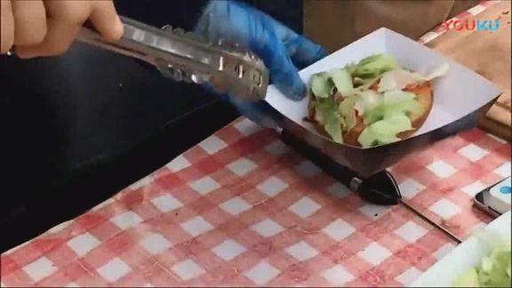 伦敦街头的罪恶汉堡,大颗煎鸭蛋,大块烧烤五花肉,酸黄瓜辣椒酱