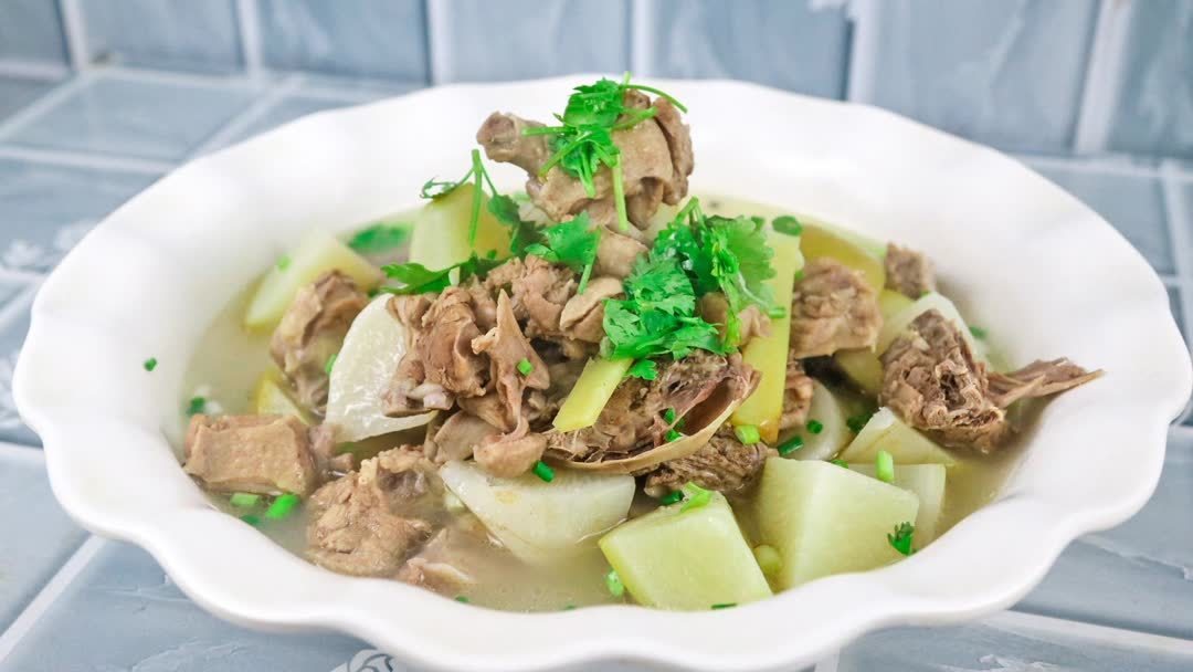 这才是萝卜老鸭汤的正确做法,鸭肉鲜香汤入味,做一大盆都不够吃