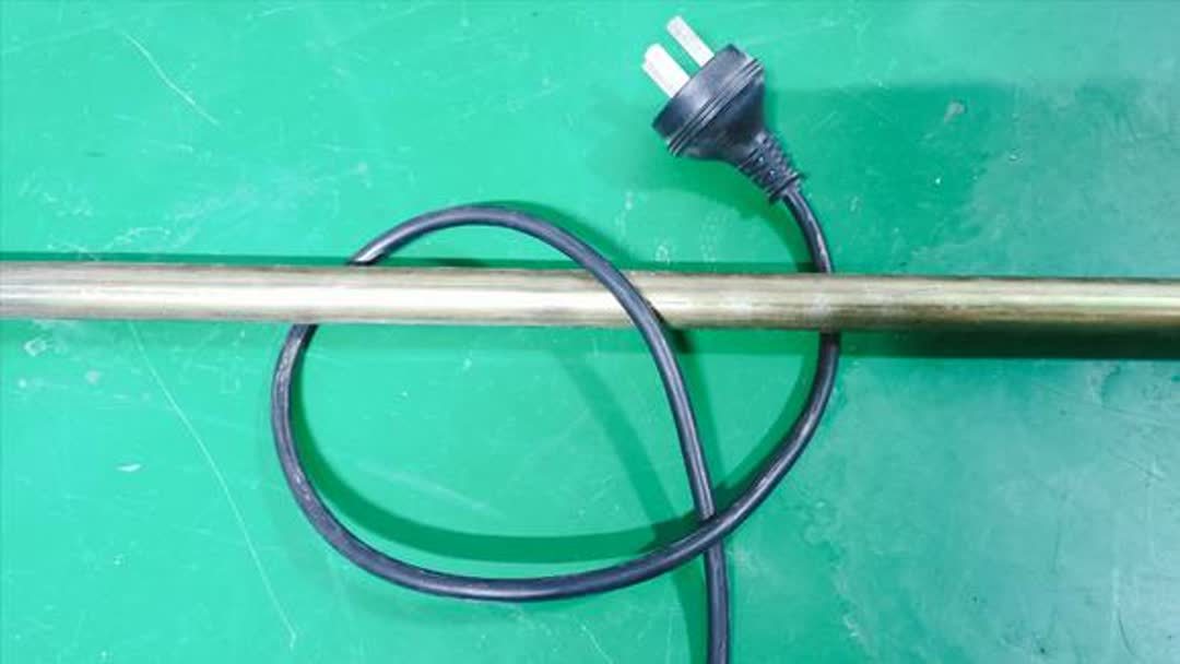 电线被铁管压着,剪掉太可惜了,安装电工教我一招,轻松抽出电线