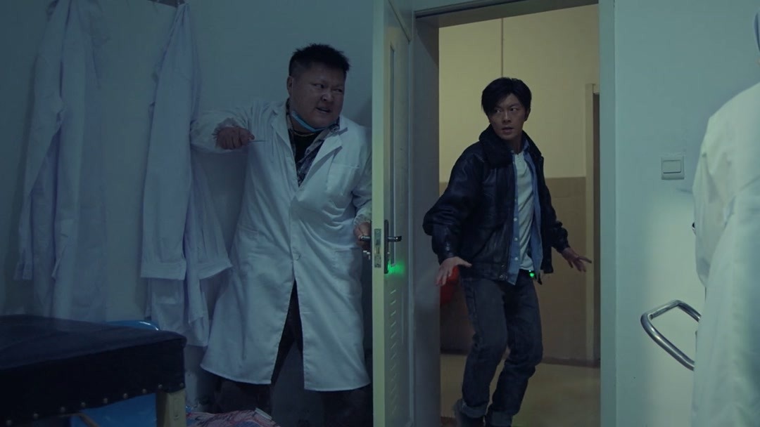 《东北警察故事》谢苗与歹徒搏斗,过程太惊险!