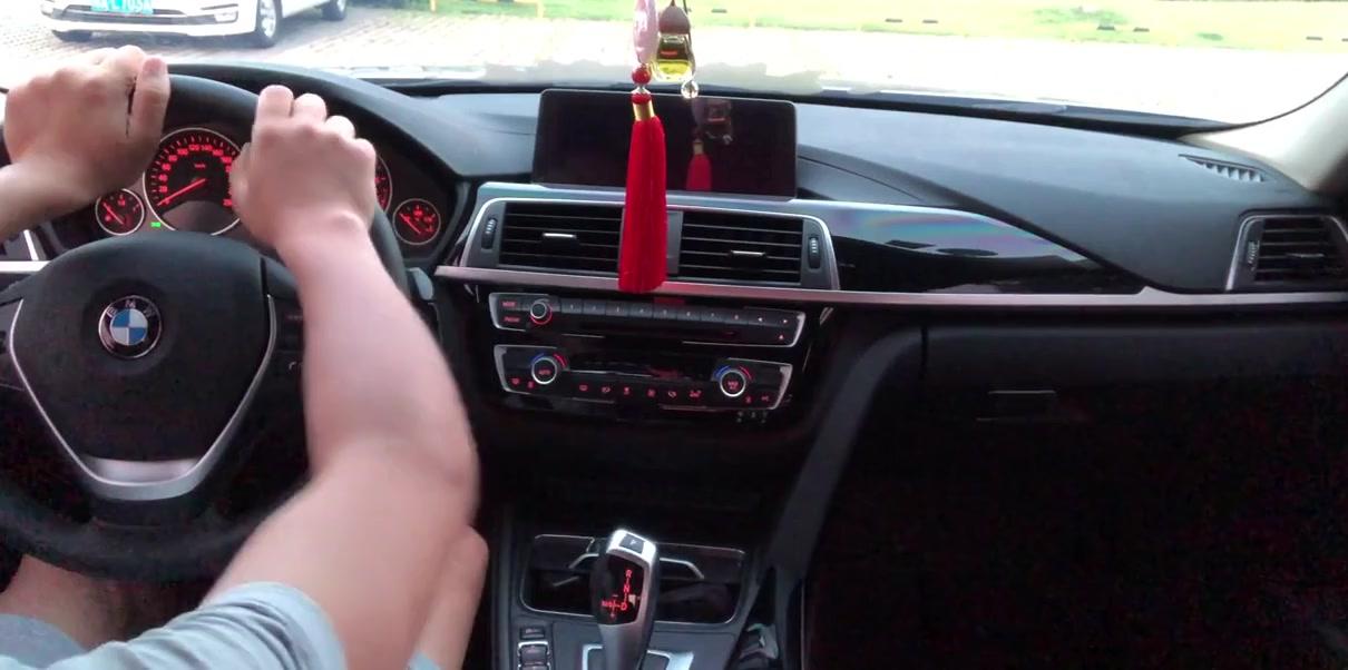 开手动挡的人,不会开自动挡汽车?看看老司机亲自演示