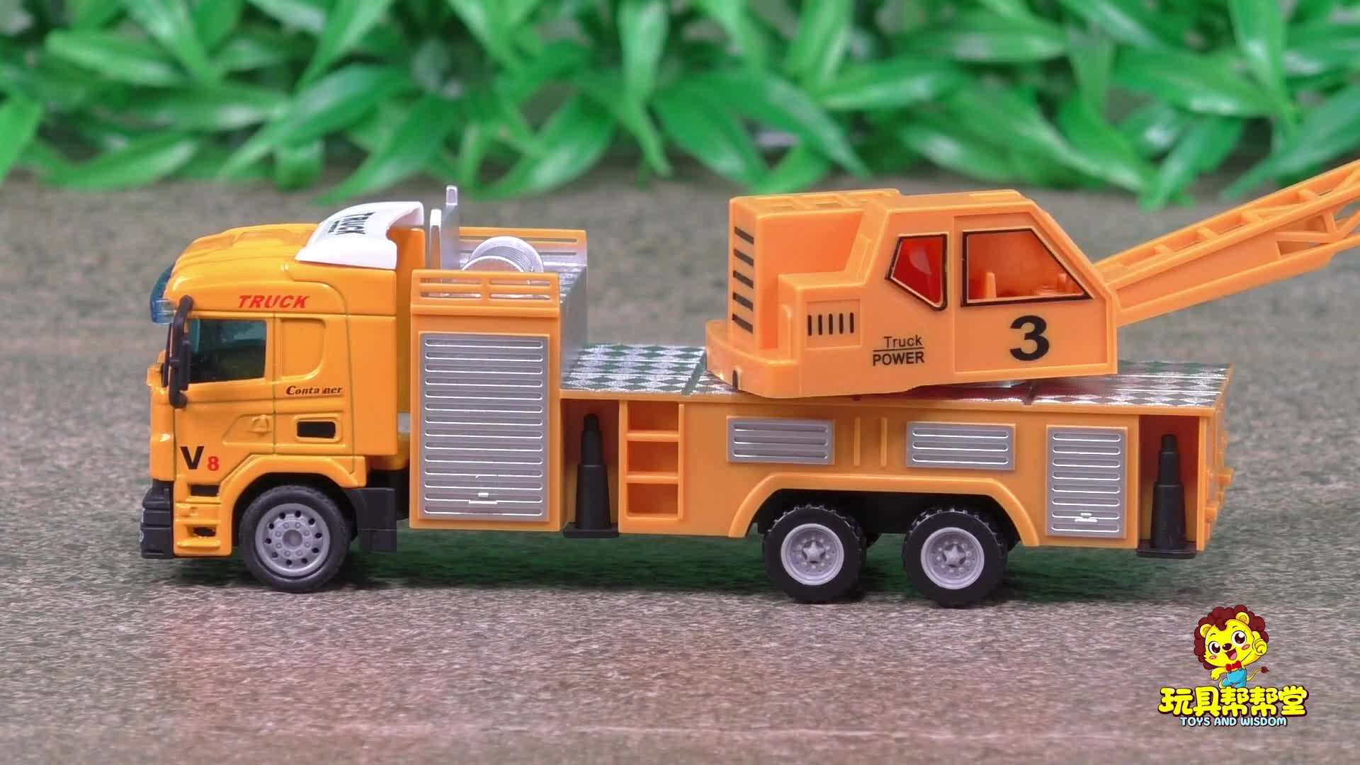 玩具拆拆乐:大吊车起重机工作表演视频工程车模型定格动画