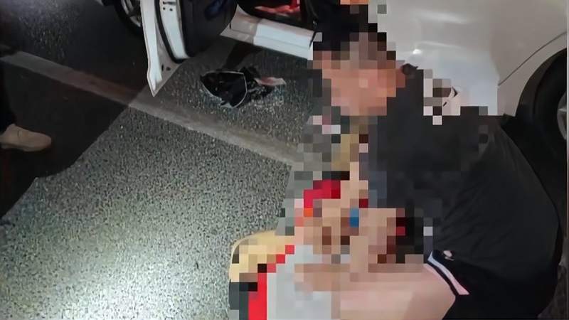 致敬!禁毒民警街头设伏,奋不顾身抓捕毒贩丨法治中国60'