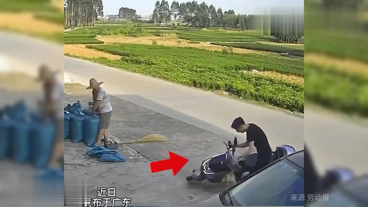 男子停电动车忘拔钥匙,连车带人直接冲进门内