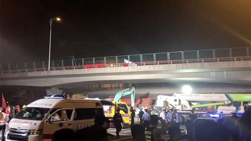 无锡高架桥侧翻事故造成3死2伤 初步分析系运输车辆超载所致