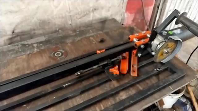 看德国小哥如何将角磨机改造成切割机,操作简单,安全不伤手