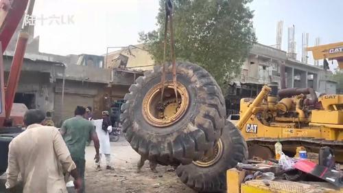 卡特装载机换刹车片,不是一般的费劲,竟然还用上了吊车