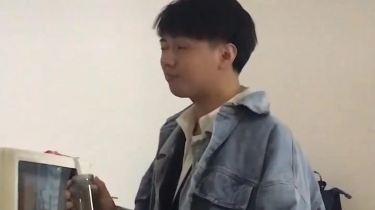 小伙吃个感冒颗粒竟然吃出蹦迪的感觉