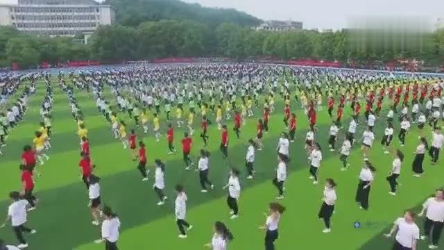 别人家的学校!高校运动会1200名学生齐跳“C哩C哩”舞完整版