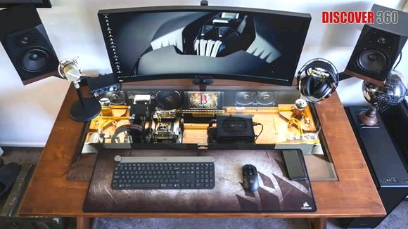 买木质的电脑桌就是为了掏空它,这个电脑主机有点酷!