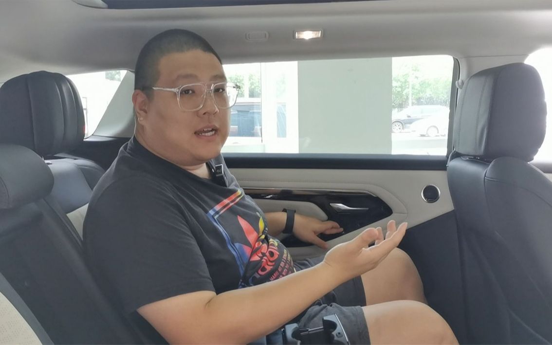 可开启全景天窗加持全新路虎极光L