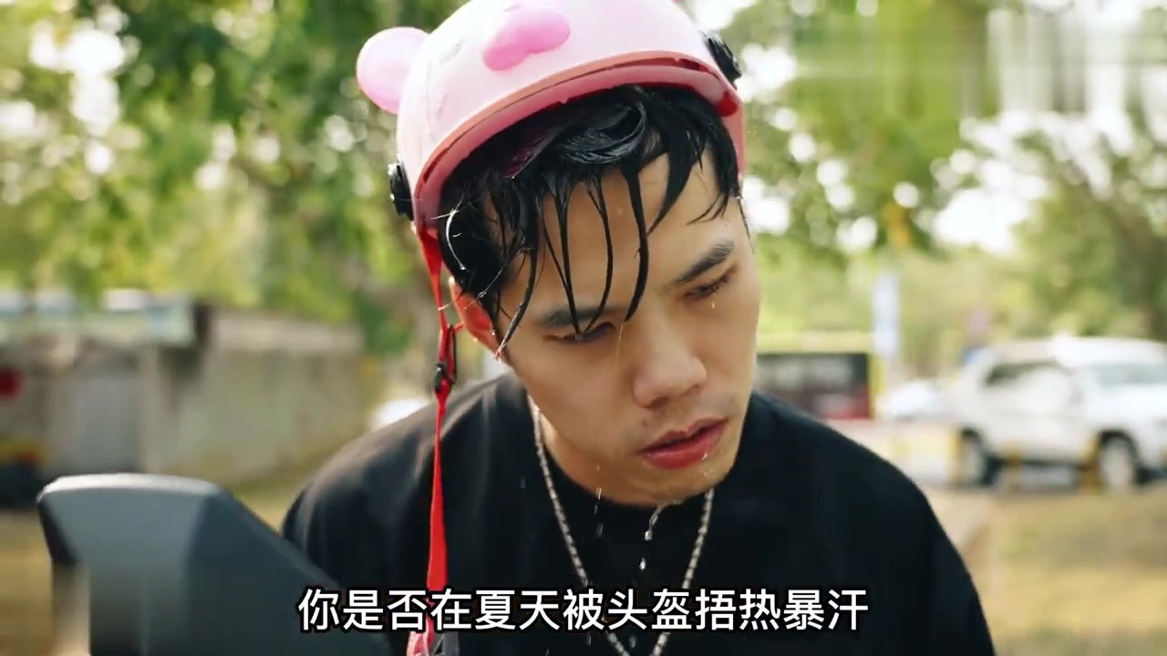 海南警方魔性宣传交通安全,珍爱生命戴好头盔#戴好口罩安全出行