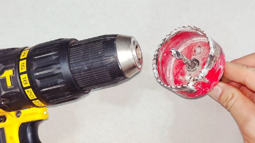 为了开个大孔,水电工专门去五金店买开孔器太不划算,自己就能做