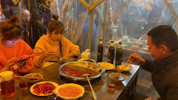 川妹子一行四人去吃火锅一共花了200多块钱,价格怎么样?