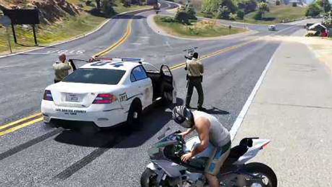 GTA5 开摩托车跟警车,看警察怎么执行任务