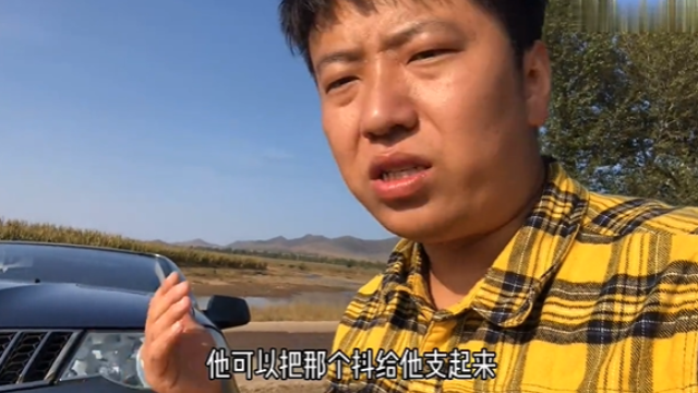 小伙为了省个钱在河边洗车,出来的时候直接翻车了!还好人没事